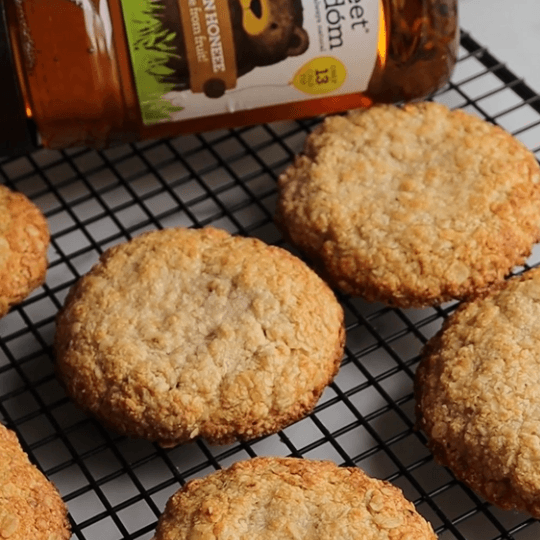 easy vegan HONEEE oat biscuits – Sweet Freedom
